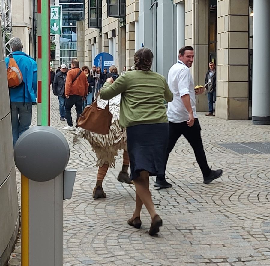 Frau Huber und ihr Huhn