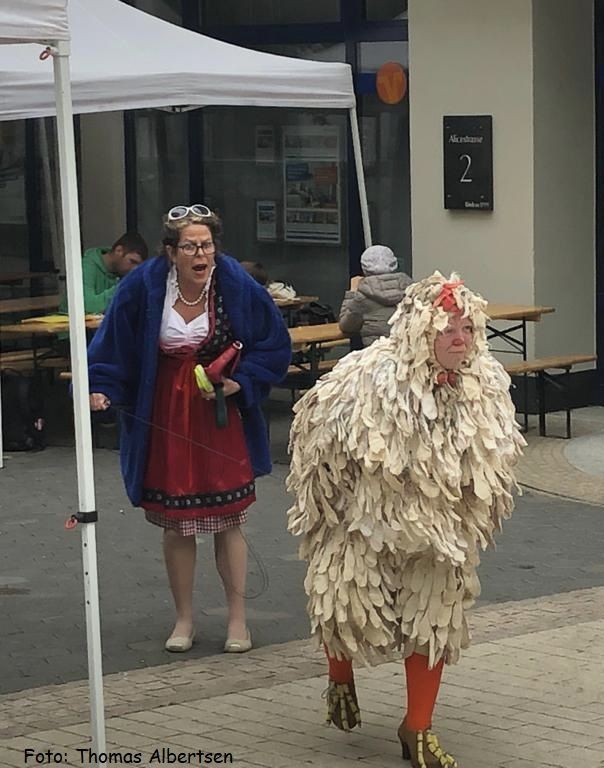 Frau Huber und ihr Huhn