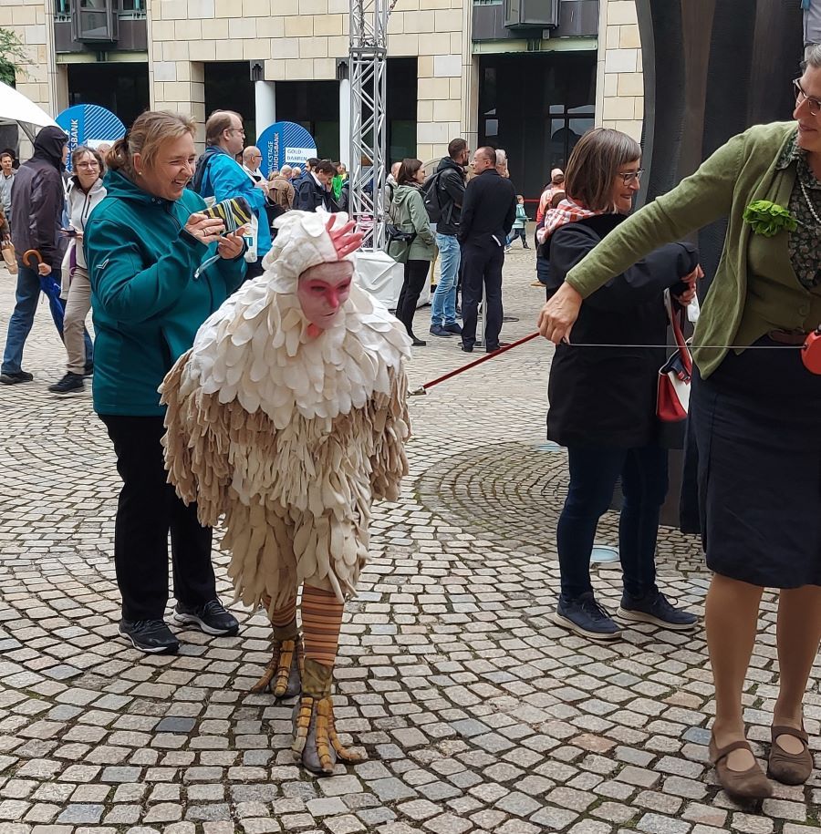Frau Huber und ihr Huhn