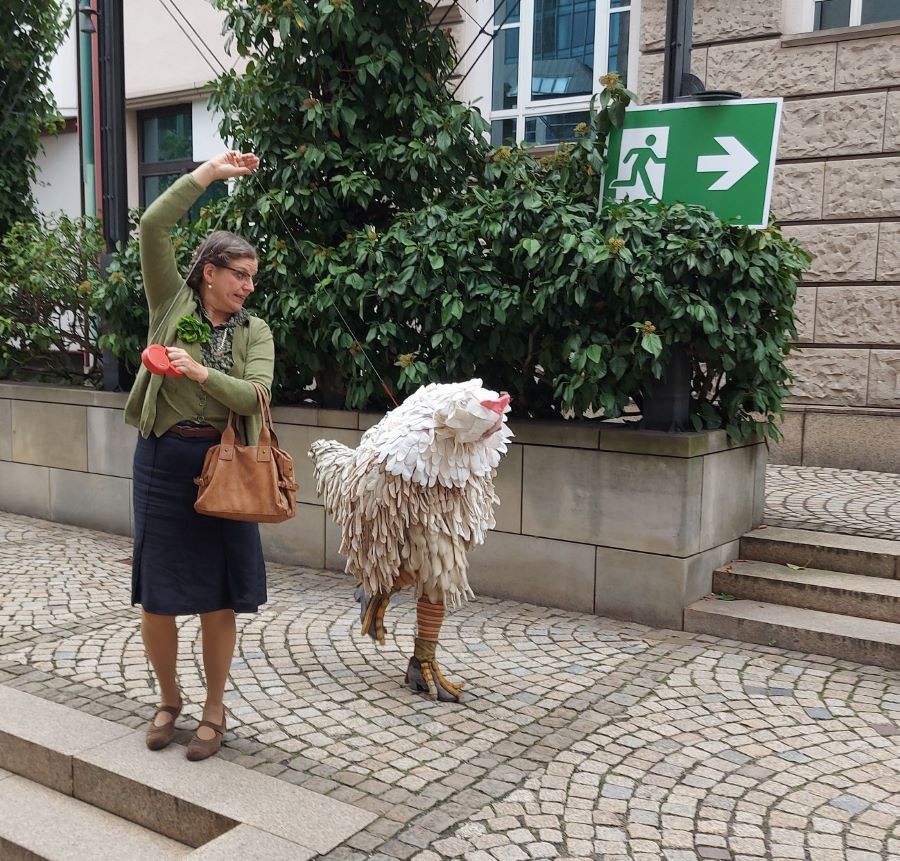 Frau Huber und ihr Huhn