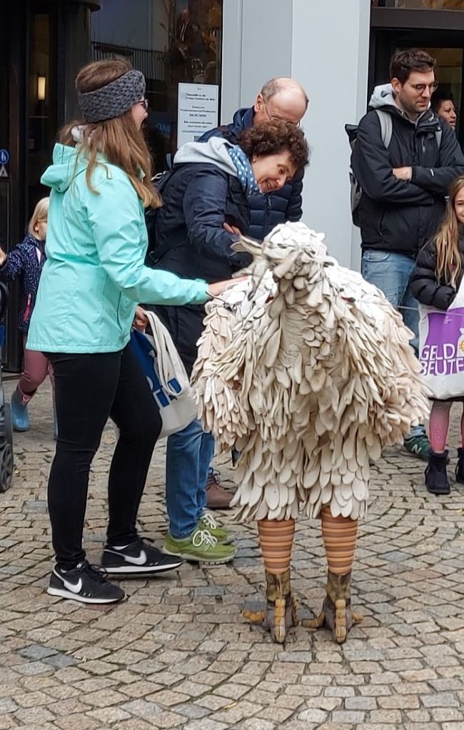 Frau Huber und ihr Huhn