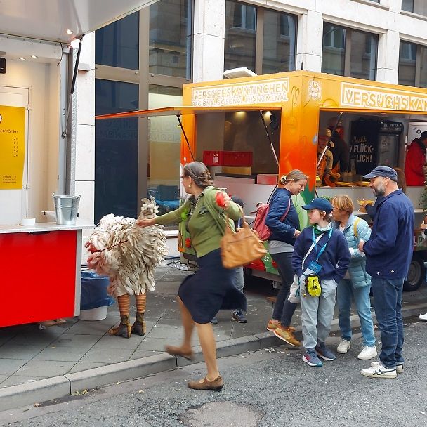 Frau Huber und ihr Huhn